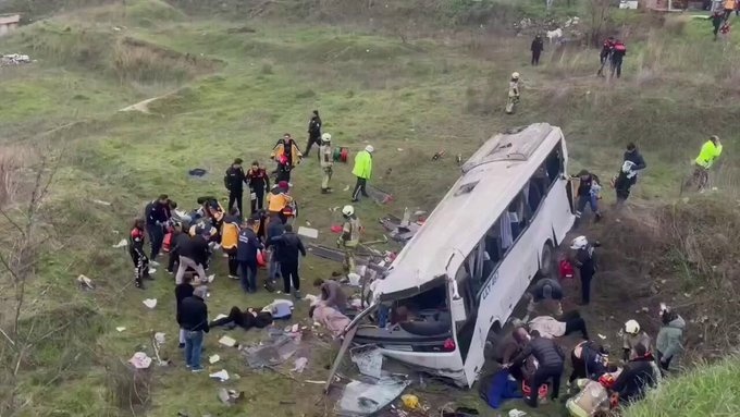 Τραγωδία: Λεωφορείο έπεσε σε χαράδρα - Δύο νεκροί και 9 τραυματίες | e ...