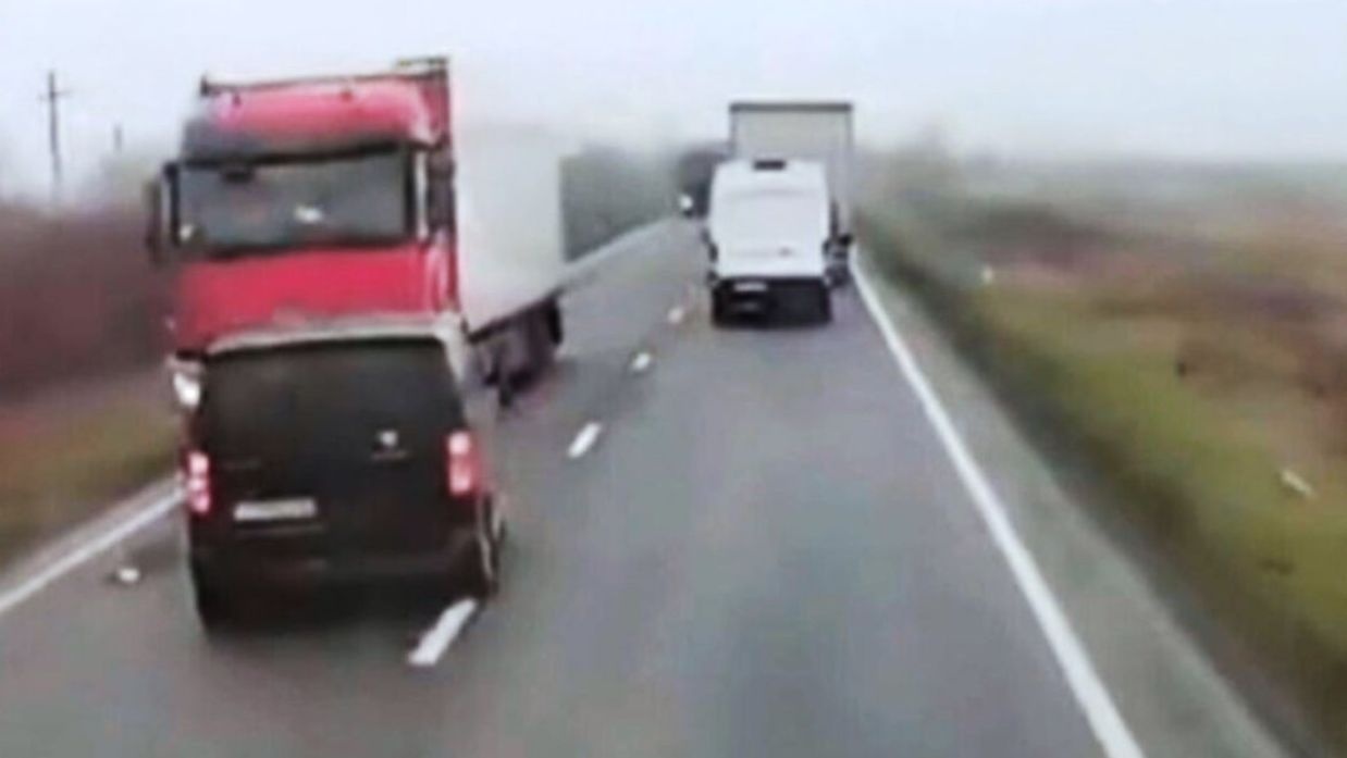 ΤΟ ΣΥΝΘΗΜΑ: ΓΙΑΤΙ Ο ΟΔΗΓΟΣ ΤΟΥ ΜΙΝΙ ΒΑΝ ΕΣΤΡΙΨΕ ΑΡΙΣΤΕΡΑ ΠΡΙΝ ΤΗΝ ...